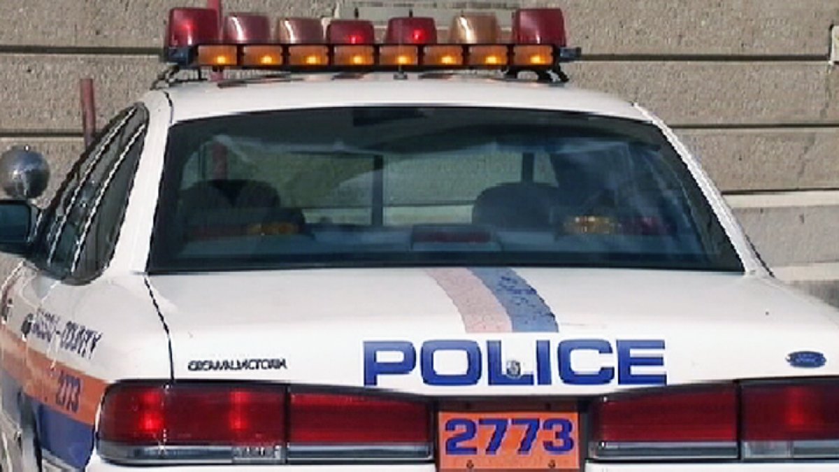 Policía: mujer escapa en auto de oficial tras accidente mortal ...