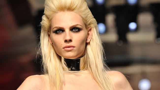 Modelo andrógino muestra (casi) todo – Telemundo New York (47)
