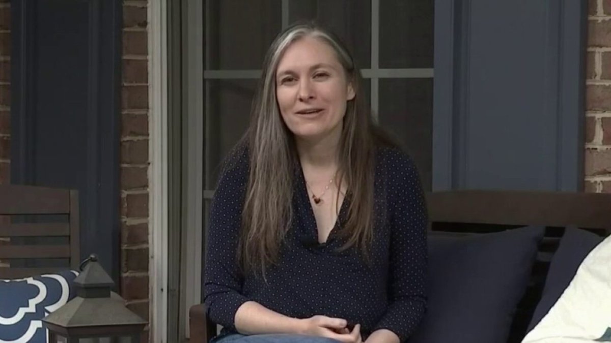 Voluntaria ayuda a familias inmigrantes en el norte de Virginia ...