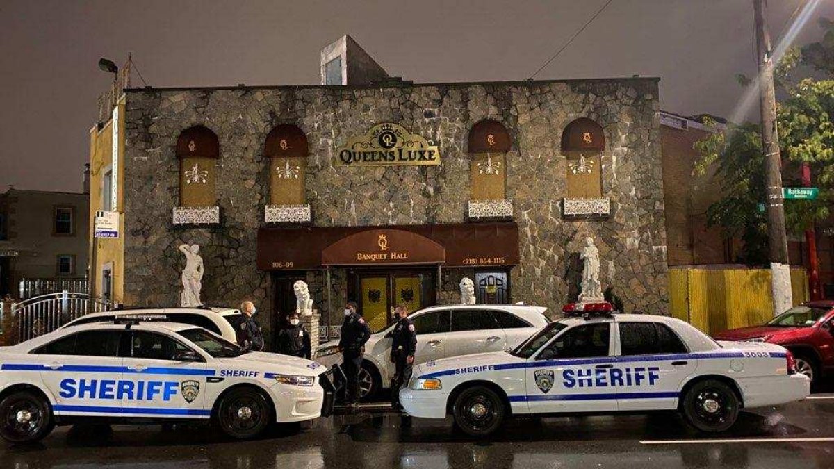 Alguaciles desmantelan fiesta ilegal con cientos de asistentes en ...