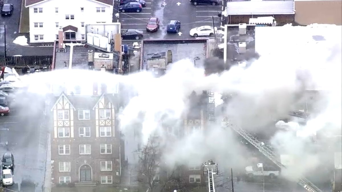 Complejo de apartamentos arde en llamas en New Roselle, NJ – Telemundo ...