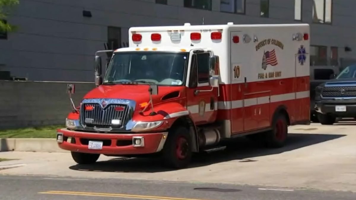 Pese a mandato, cientos de bomberos y trabajadores de salud en DC ...