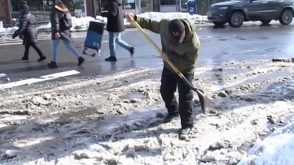 ¿Cómo palear nieve sin riesgo de sufrir un infarto? Te mostramos la ...