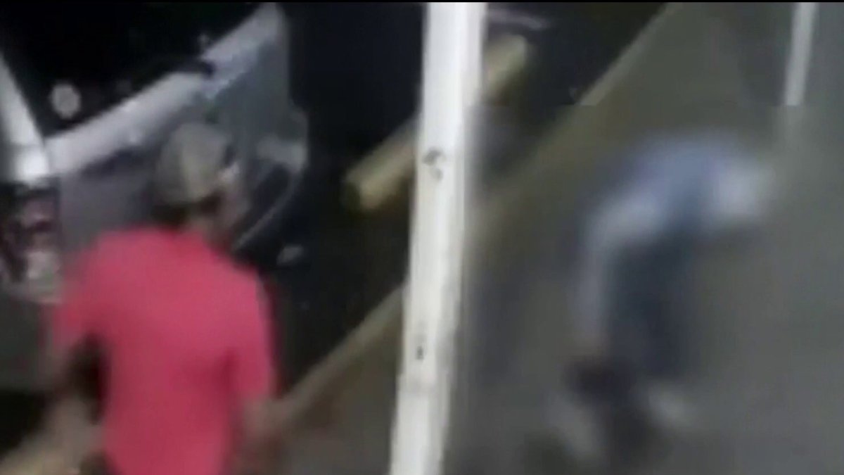 Buscan A Sospechoso De Disparar Y Herir A Dos Hombres Afuera De