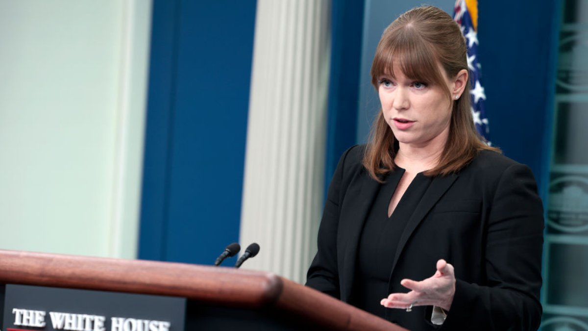 Kate Bedingfield, directora de comunicaciones de la Casa Blanca ...