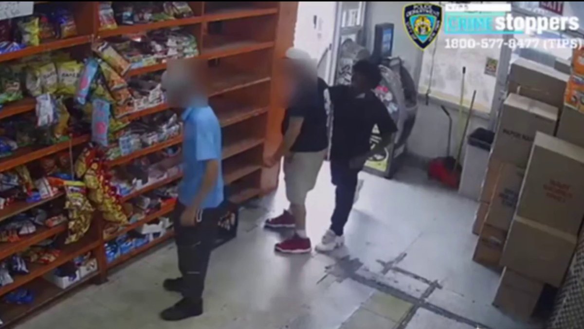 Sospechoso De Robo En Bodega De Queens Golpea A Hombre En La Cara