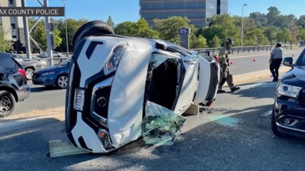 Persecusión policial culmina con auto volcado al norte de Virginia ...