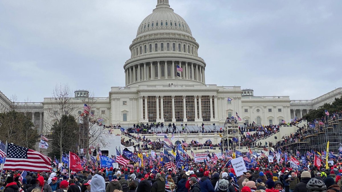 Lo condenan por participar con su padre del asalto al Capitolio ...
