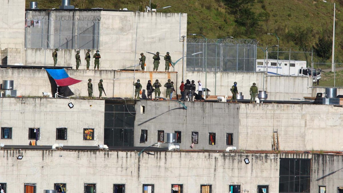 Reyerta en cárcel de Ecuador deja al menos 15 reos muertos y 21 heridos ...