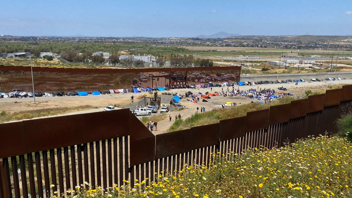 Cómo cruzaron los migrantes atorados en la frontera de San Diego y ...