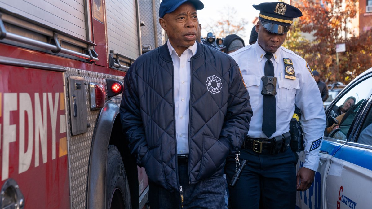 Eric Adams evita preguntas sobre la investigación del FBI – Telemundo ...