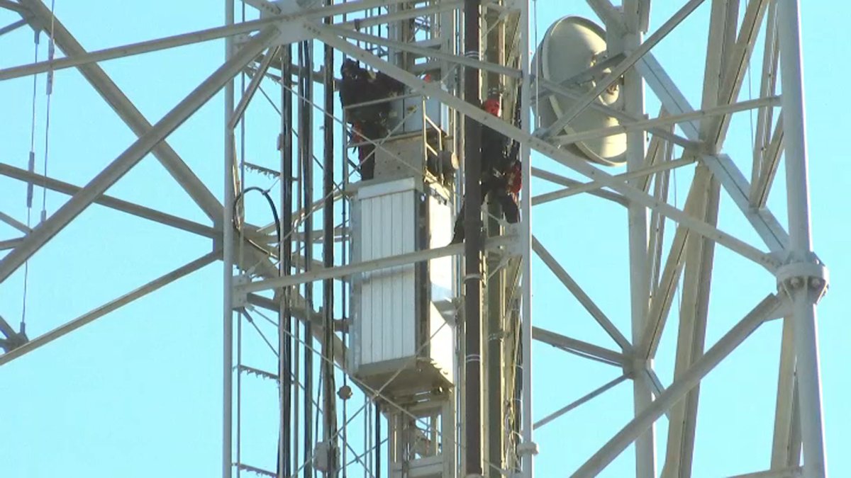 Rescatan a dos empleados atrapados en ascensor de torre de transmisión ...