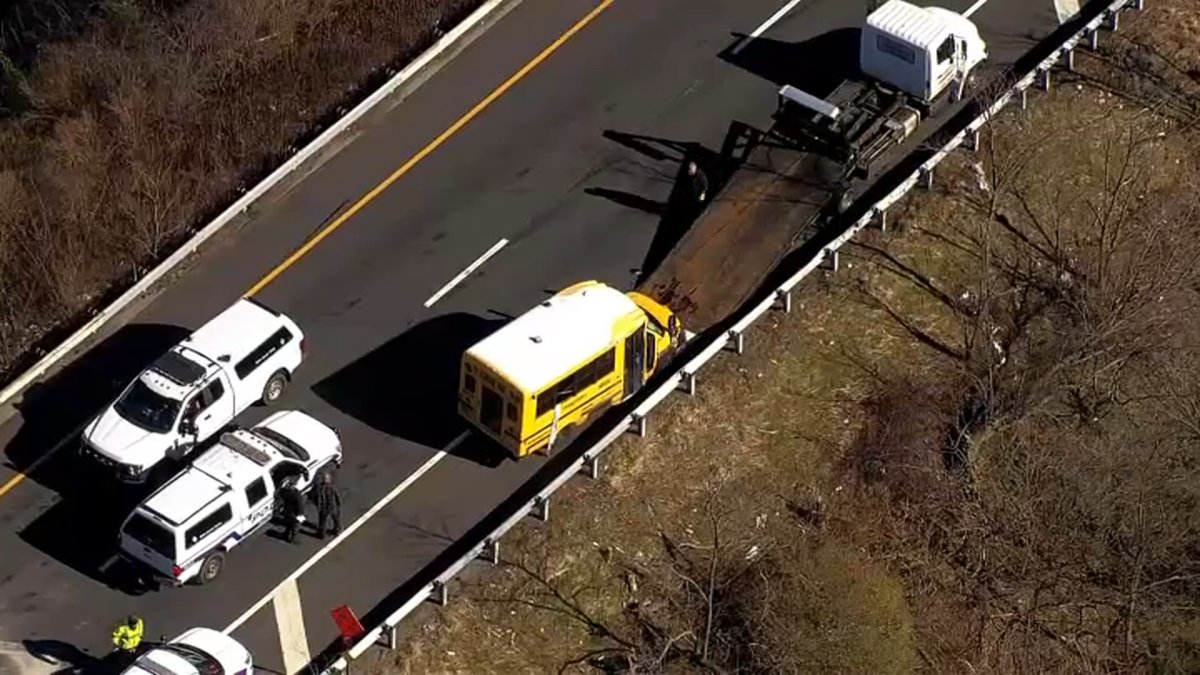 Condado Suffolk: Autobús escolar con niños a bordo vuelca en rampa de ...