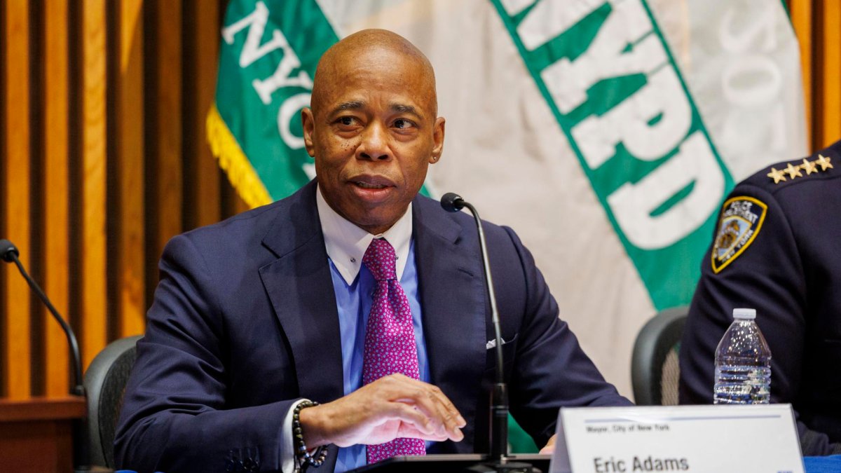 Eric Adams dona dinero para dar con manifestantes que vandalizaron una ...