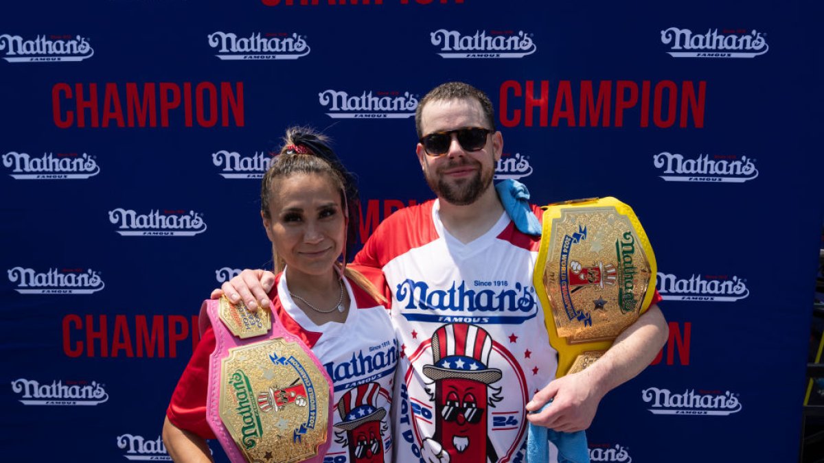 Ganadores del concurso de comer perros calientes Nathan’s en Brooklyn ...