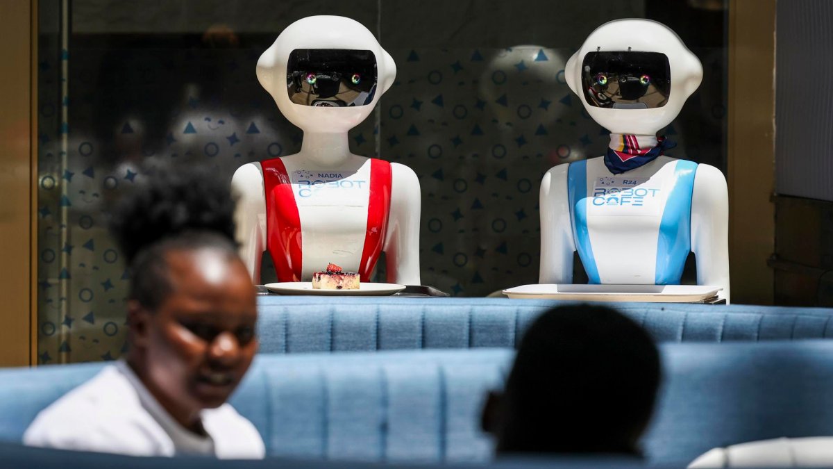 África abre su primer restaurante con meseros robots – Telemundo ...