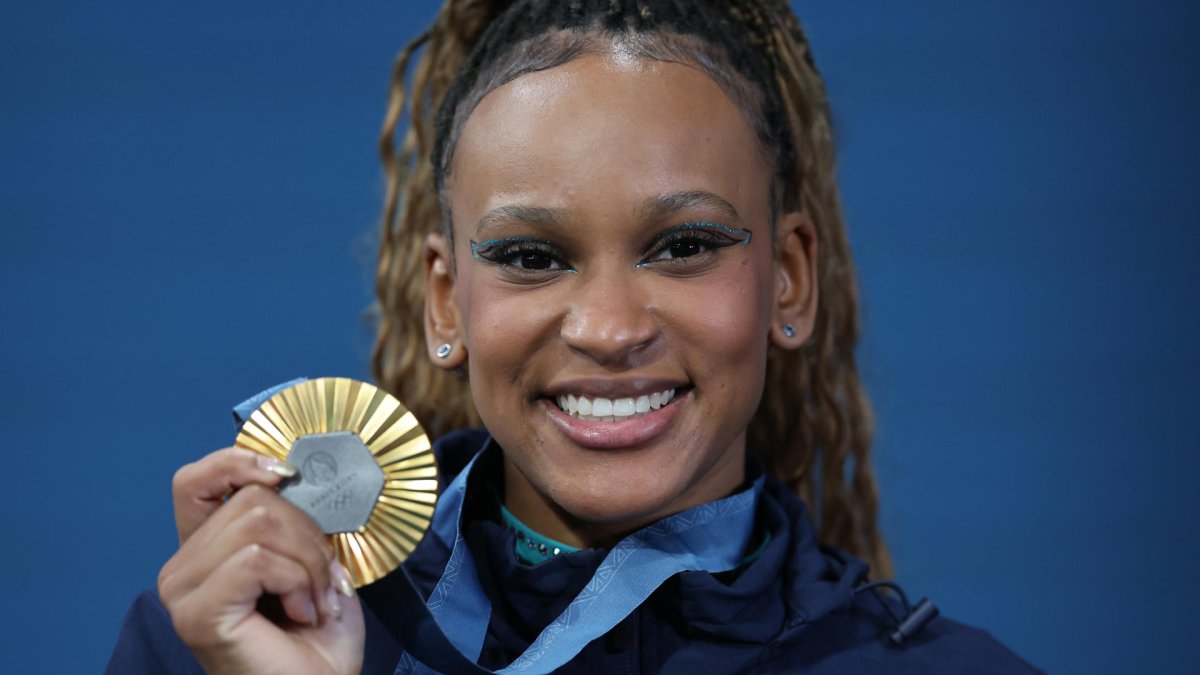 ¿Quién es Rebeca Andrade, la gimnasta brasileña que superó a Simone ...