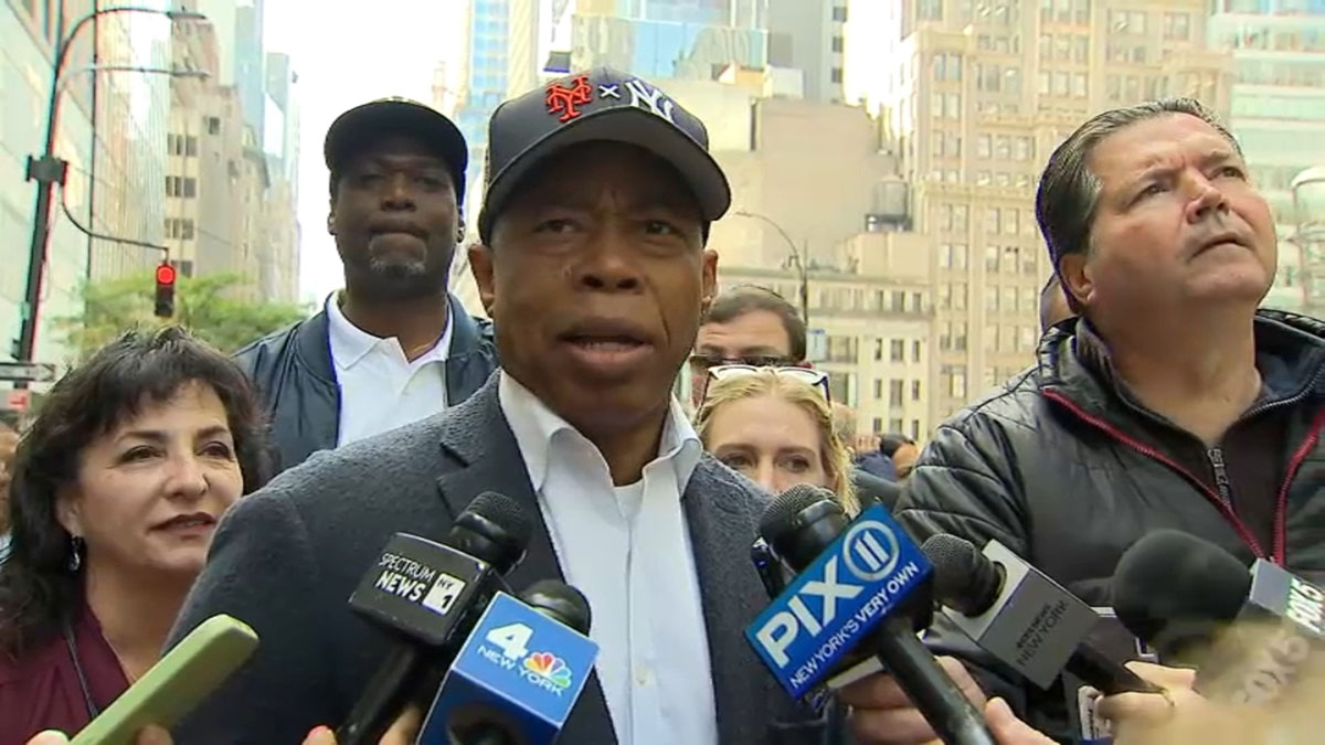 Eric Adams se pone gorra con logos de Mets y Yankees en NYC – Telemundo ...