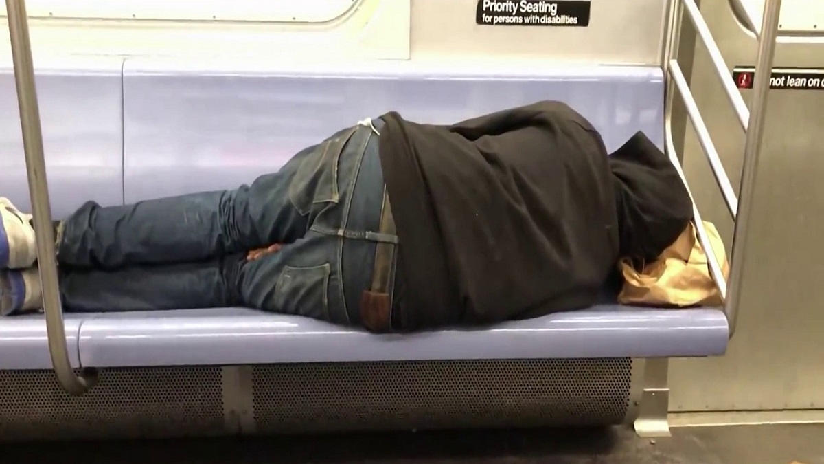 Programa ayuda a las personas sin hogar en el subway de NYC – Telemundo ...