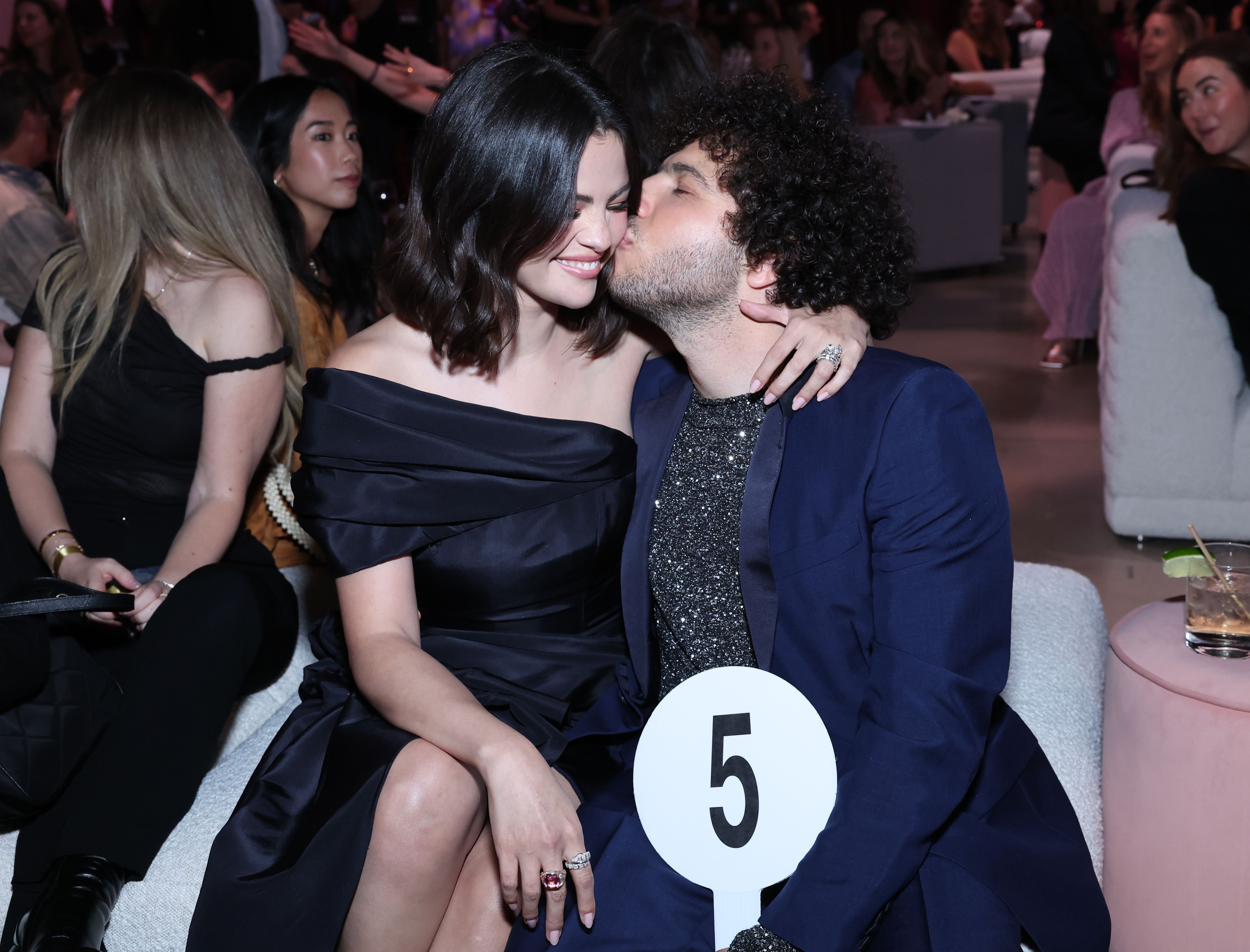 Selena Gómez se compromete con el rapero Benny Blanco – Telemundo ...