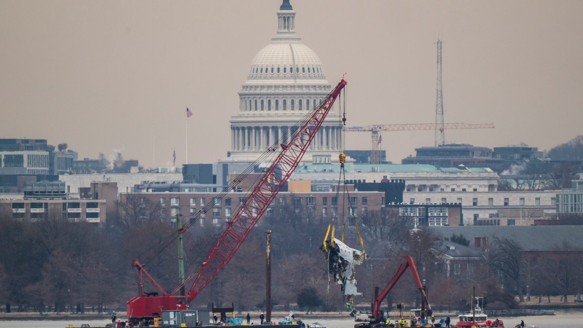Removerán la cabina del avión que colisionó sobre el río Potomac ...