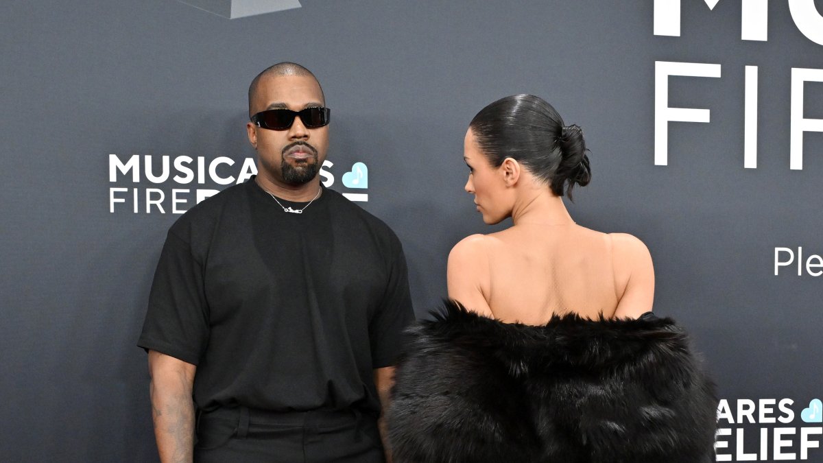 Bianca Censori, esposa de Kanye West, posa desnuda en los Grammy – Telemundo Washington DC (44)