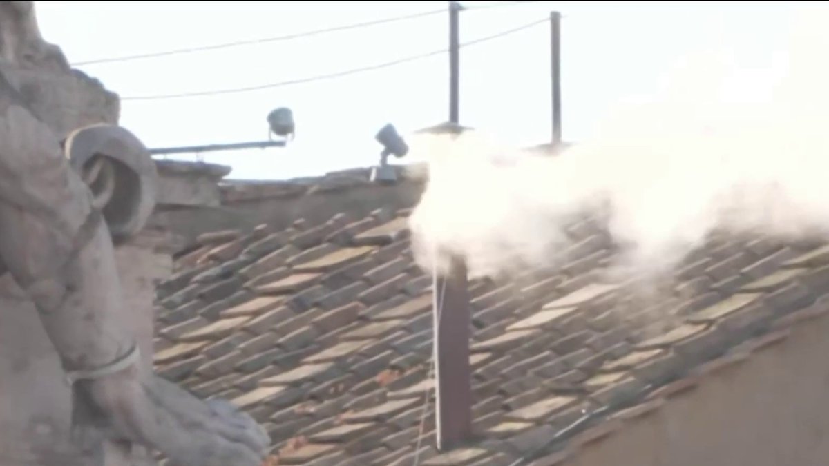 Video: Sale humo blanco del Vaticano tras elegir nuevo Papa – Telemundo ...