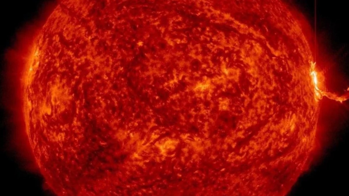 Enormes llamaradas solares causan apagones en partes de la Tierra ...