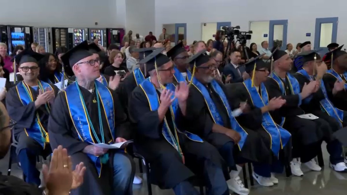 Erik Menéndez obtiene su título universitario – Telemundo New York (47)