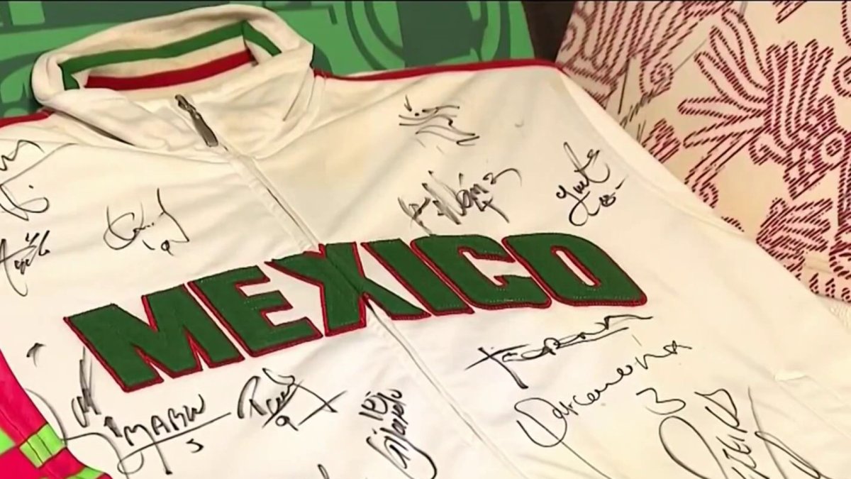 El “Xolo Perro Mayor”, apasionado del fútbol muestra su colección ...