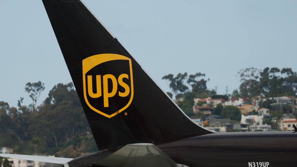 UPS desecharía paquetes para EEUU por problemas con aduanas – Telemundo ...