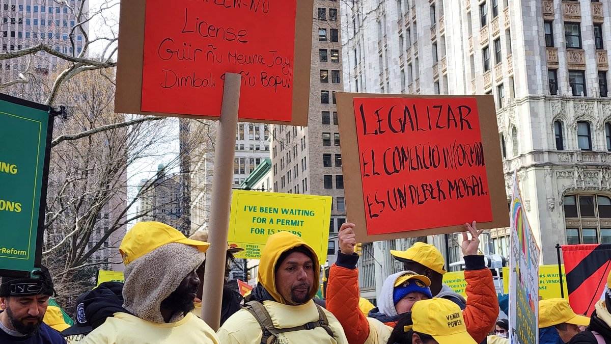 Vendedores ambulantes y deliveristas buscan más protección en NYC ...