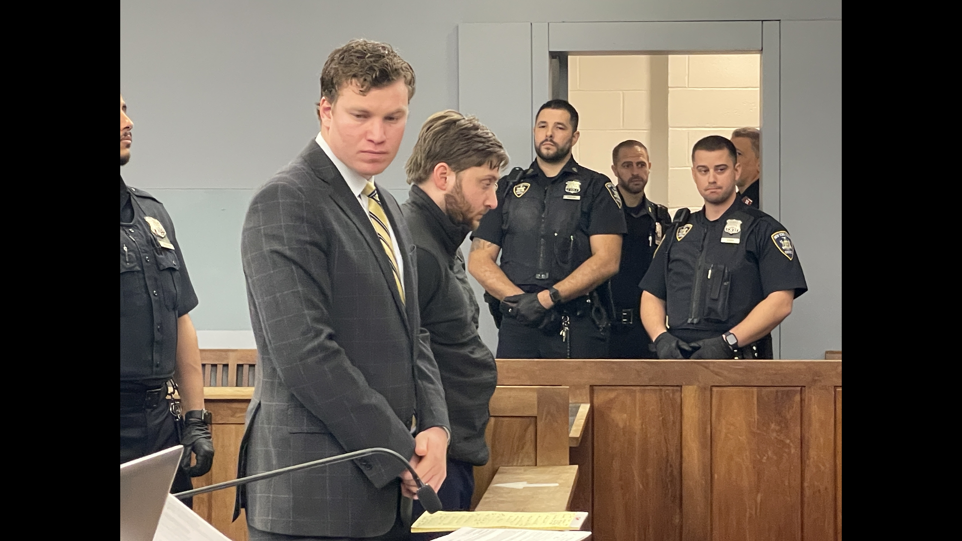 Hombre de Long Island apuñala y muerde a conductor – Telemundo New York ...