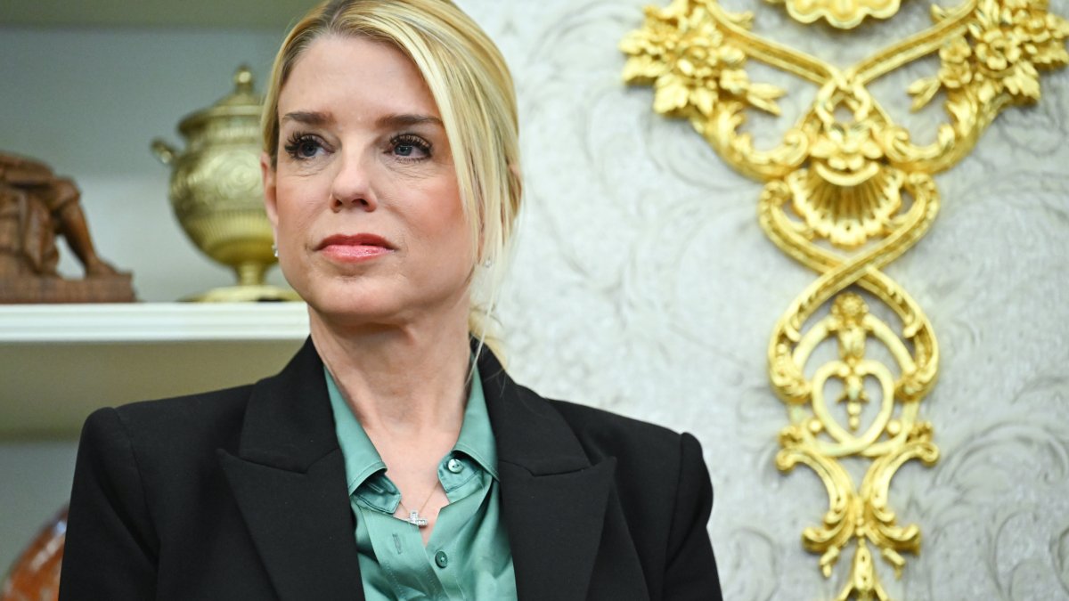 Diagnostican con cáncer a la exsecretaria de Justicia, Pam Bondi ...