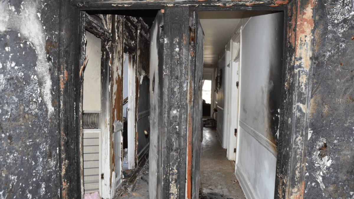 Hombre se entrega al NYPD tras provocar incendio mortal en Inwood ...
